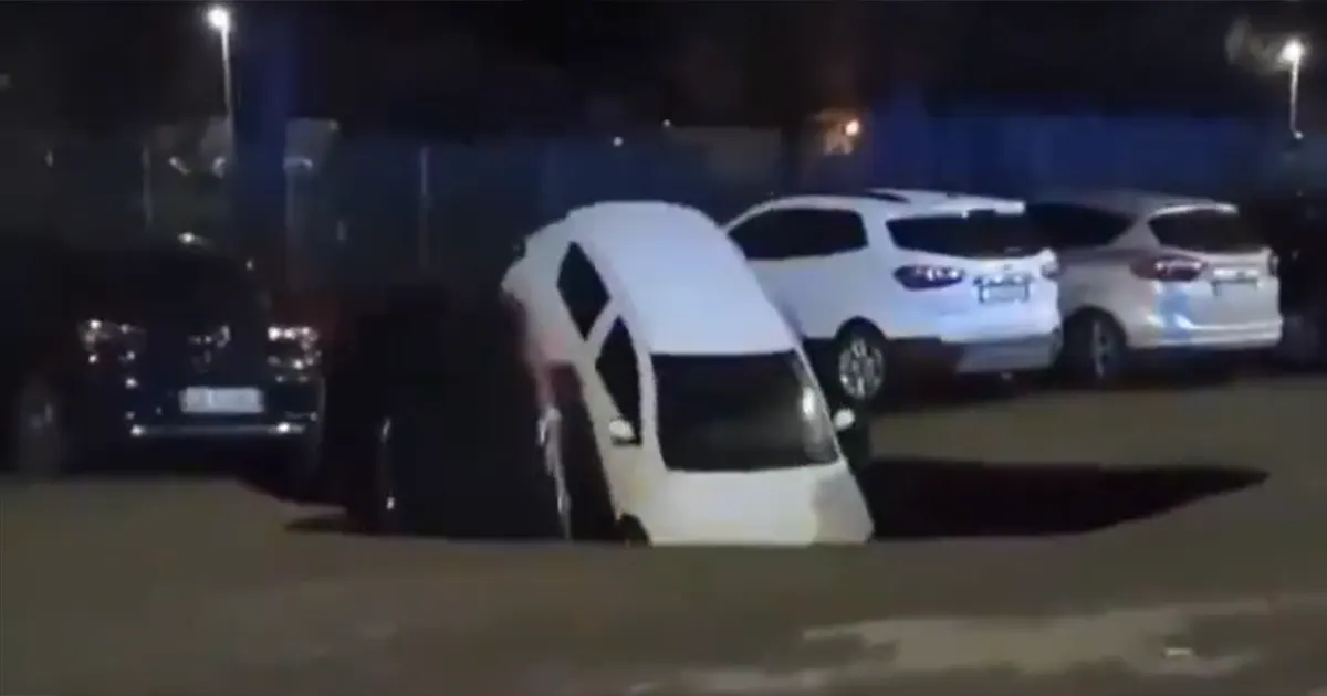 Otvorila se rupa na parkingu i "progutala" dva automobila, duboka je 10 metara
